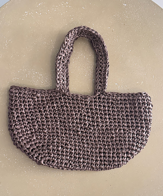 Ravelry: The Crescent Tote pattern by withlovekeke