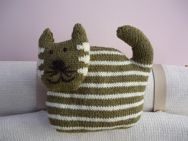 Ravelry: Cat and mouse pattern by Sarah Keen