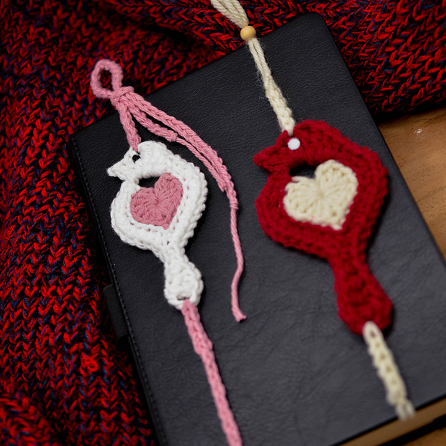 Ravelry: Lovebird Bookmark pattern by Nora Xu