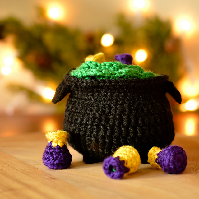 Ravelry: Tic Tac Toe Cauldron pattern by Nora Xu