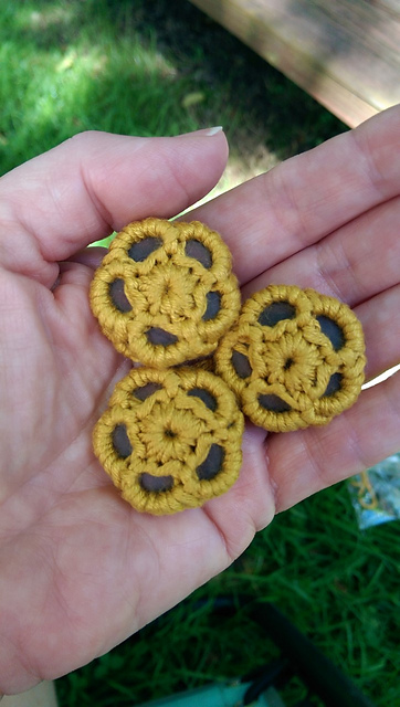 Ravelry: Flower Button Covers pattern by Yarnstarved Creations