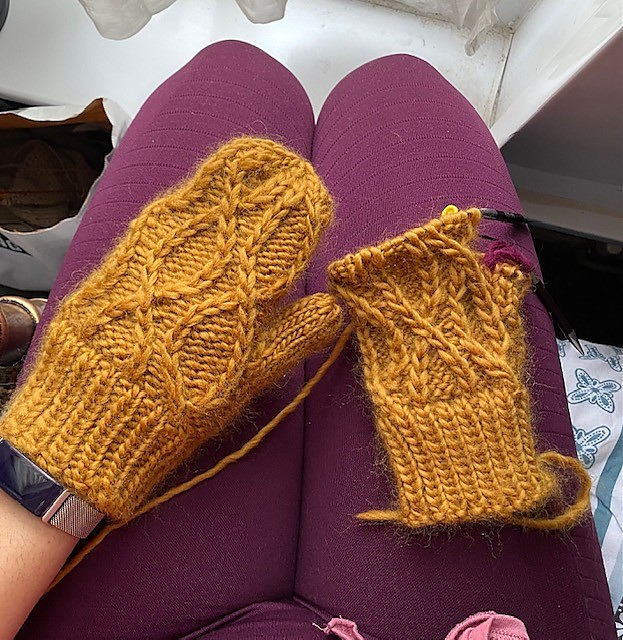 Ravelry: Circulo Mittens pattern by Yasmin Ansari