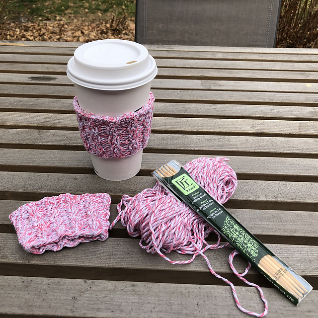 Ravelry: Ribbed Cabled Cup Sleeve pattern by Julie Peng