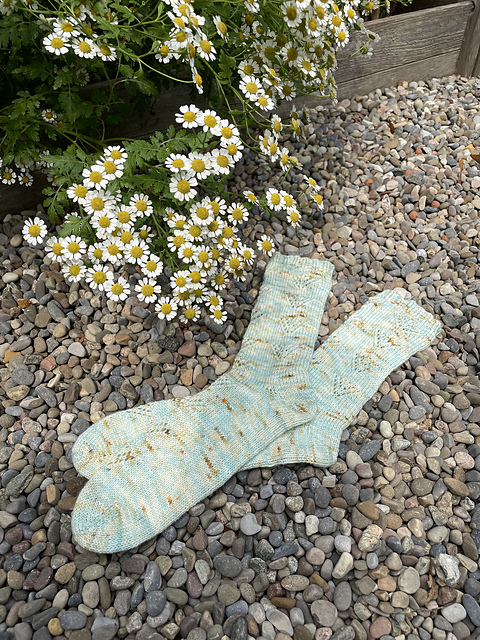 Ravelry: Mae Socks pattern by Julie Peng