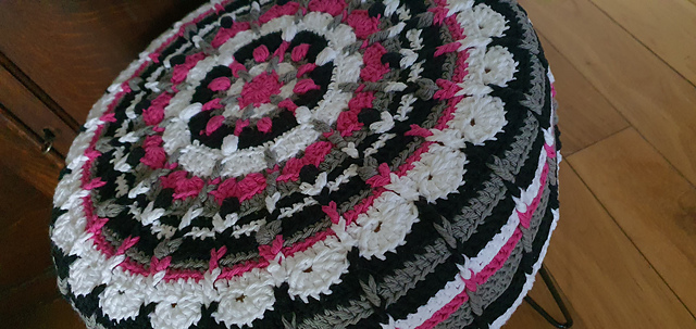 Ravelry: Is It Cake? Stool Cover pattern by Zoë Potrac